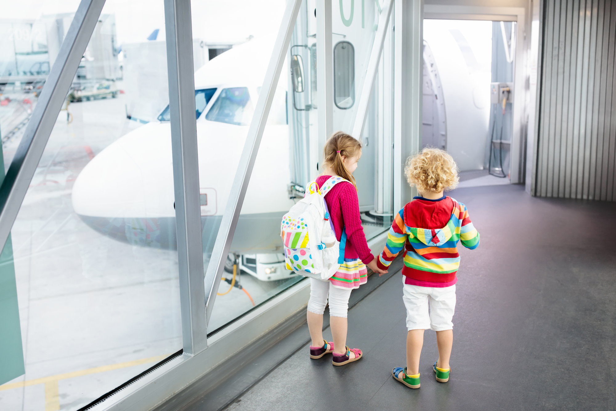 Kids travel and fly. Child at airplane in airport | エアトリ – トラベルコラム